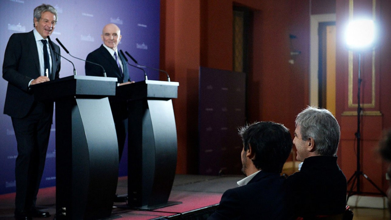 Plata Sucia Caras Y Caretas